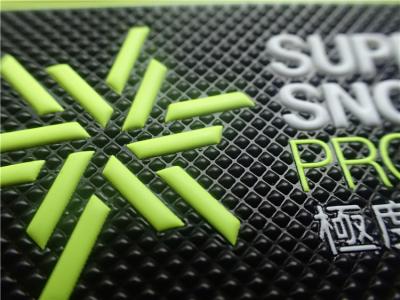 Cina Alte frequenze TPU in rilievo Patch di abbigliamento personalizzati Stampa a schermo per etichette di abbigliamento sportivo in vendita