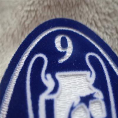 Cina Forma ovale Patch personalizzati ricamati Uniforme a sfera Plush Monocromo Flocking Transfer di calore in vendita