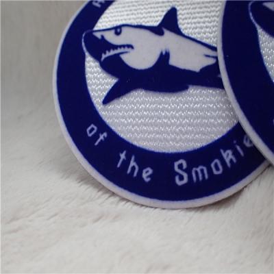 China Doble color de forma redonda de hierro en parches personalizados Logotipo de tiburón Tatami con pegamento de fusión en caliente en venta