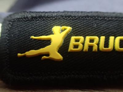 Китай Цвет Pantone на заказ Одежда Патчи 3D Силиконовый инъекционный перекрывающийся край Тканеная этикетка продается