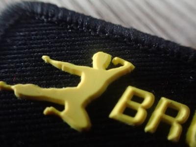 Cina Colore Pantone Patch di abbigliamento personalizzati 3D Iniezione di silicio Interlocking Edge Etichetta tessuta in vendita