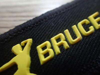 Cina Colore Pantone Patch di abbigliamento personalizzati 3D Iniezione di silicio Interlocking Edge Etichetta tessuta in vendita