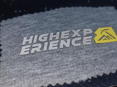 China Logo OEKOTEX Patches lavables personnalisés Badges en silicone argent reflet for sale
