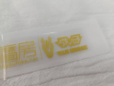 Cina 3D embossed shine logo abbigliamento in ferro badge di calore di gomma silicone patch di trasferimento di calore in vendita