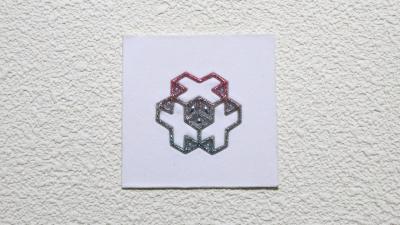 中国 メーカー製のレッテルにアイロン 輝くクロム色 シャツ用の熱伝送ステッカー パーソナライズされたTPU衣類ラベル 販売のため