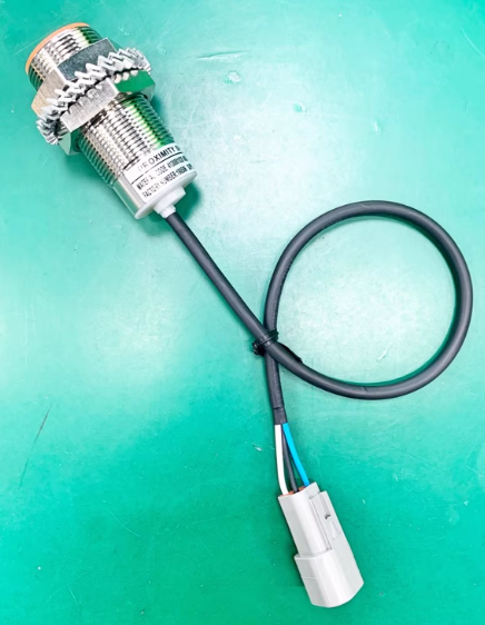 J7-D10B1/DC Proximity Switch Sensor front view