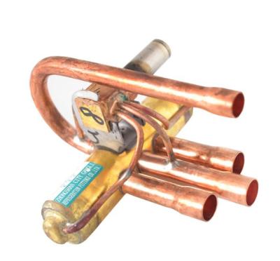 Chine Vanne d'inversion à 4 voies en cuivre avec bobine électromagnétique pour climatiseurs 1P-5P compatibles avec R22/R410A/R407C/R32 à vendre