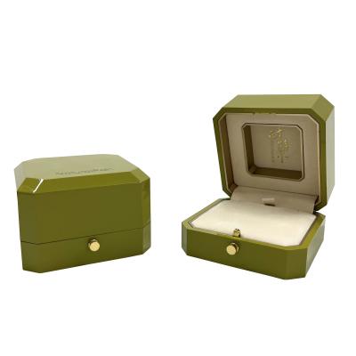 China Green Spray Painted Ring Luxury Jewelry Case With Octagon Shape Te koop