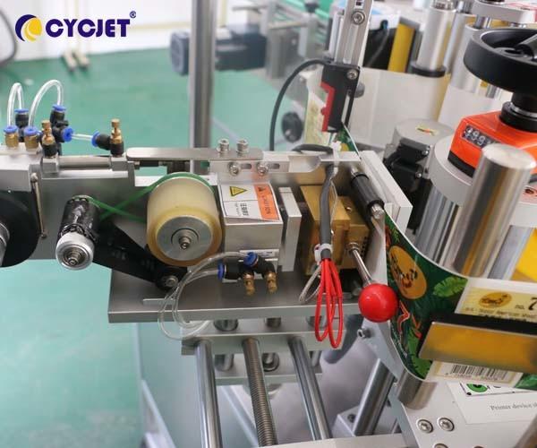 Máquina de etiquetado de la etiqueta engomada de CYCJET Mark Square Bottle Labeling Machine para la etiqueta de la etiqueta engomada de las bolsas de plástico