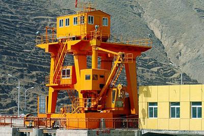China Dam Floodgate Gantry Hoist  Lifting capacity: 2×630KN Lifting height: 28(above rail)/21m(below rail) for sale