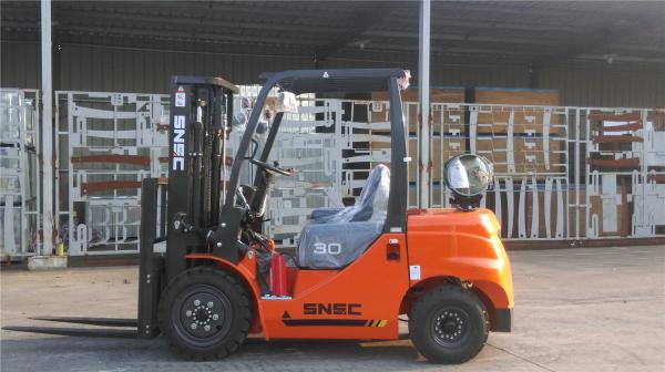 Quality LGP Power 3000kgs Gas Fork Lifter Chinese Guangqing Engine Model for sale