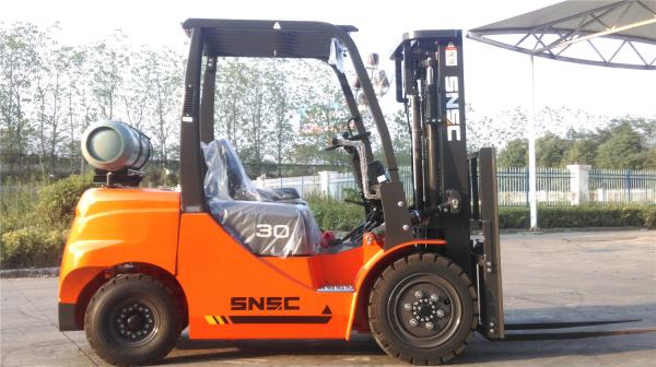 Quality LGP Power 3000kgs Gas Fork Lifter Chinese Guangqing Engine Model for sale