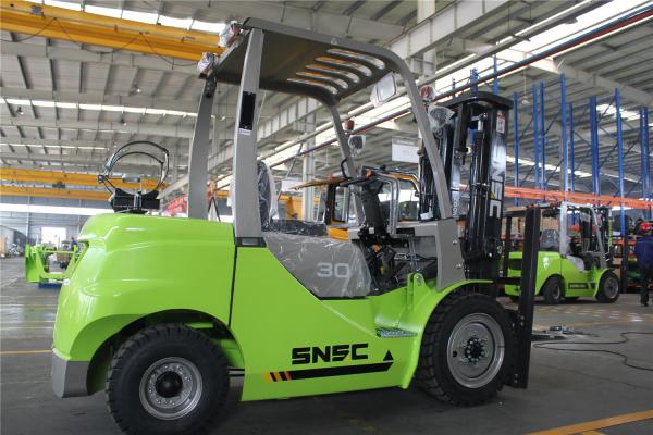 Quality LGP Power 3000kgs Gas Fork Lifter Chinese Guangqing Engine Model for sale
