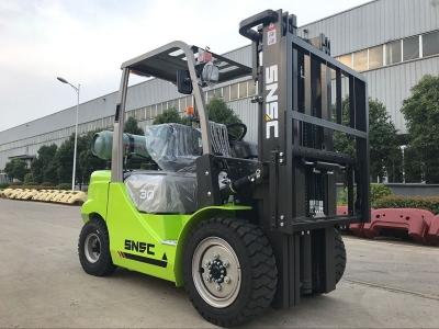 Cina Camione di sollevamento a gas LPG da 500 mm con motore Nissan e posizione regolabile della cabina in vendita