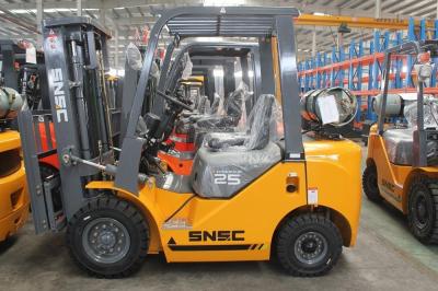 China Seitenschalter 2,5 Tonnen Benzin-LPG-Gas-Forklift mit anpassbarem Hydraulikgetriebe zu verkaufen