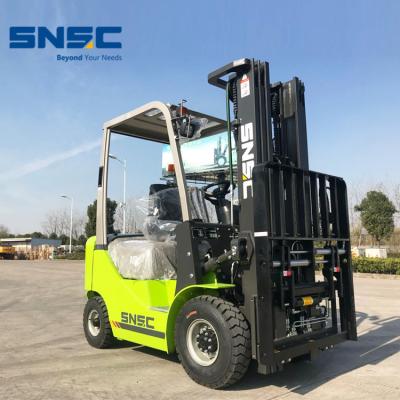China Automatisches Getriebe 1,8 Tonnen Benzin Gabelstapler mit Positionierer und angetriebenem Palettenwagen zu verkaufen