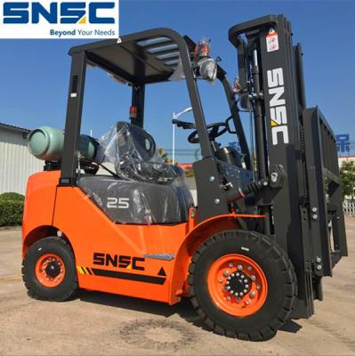 China 2Camión elevador de gasolina de gasolina con motor Nissan de 5 toneladas con conexión lateral y mástil de S4500 mm en venta