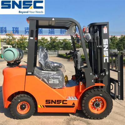 China 2.5 Tonnen Nissan Motor LPG Benzin Gabelstapler mit Seitenschaltanlage und S4500 mm Mast zu verkaufen