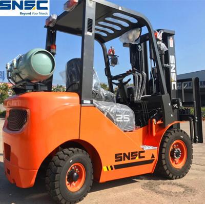 China 2.5 Tonnen Nissan Motor LPG Benzin Gabelstapler mit Seitenschaltanlage und S4500 mm Mast zu verkaufen