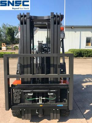 China 2.5 Tonnen Nissan Motor LPG Benzin Gabelstapler mit Seitenschaltanlage und S4500 mm Mast zu verkaufen