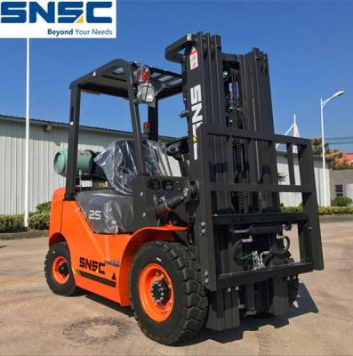 China 2.5 Tonnen Nissan Motor LPG Benzin Gabelstapler mit Seitenschaltanlage und S4500 mm Mast zu verkaufen