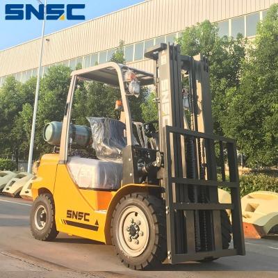 Cina Giappone Nissan K25 Motore 3 tonnellate carrello elevatore a benzina con attacco di pinza a rotolo di carta in vendita