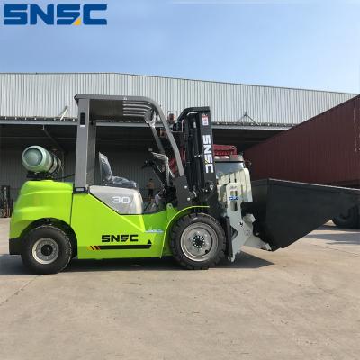 Cina Giappone Nissan K25 Motore 3 tonnellate carrello elevatore a benzina con attacco di pinza a rotolo di carta in vendita