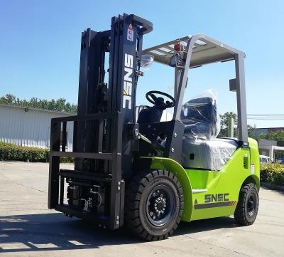 Cina 3350 kg 2 tonnellate Container forklift con altezza di sollevamento di 4500 mm e posizione regolabile della cabina in vendita
