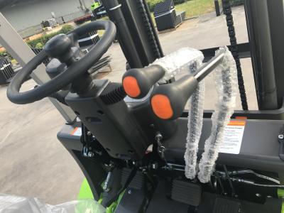 Cina Vendita di carrelli elevatori da 3 tonnellate su misura con opzioni di pneumatici solidi in vendita
