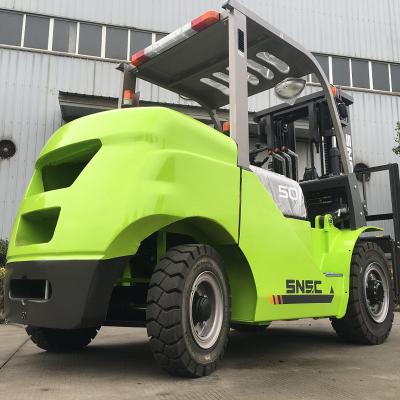 Cina 5 tonnellate di carrelli elevatori con altezza di sollevamento 3-7 m e posizione regolabile della cabina in vendita