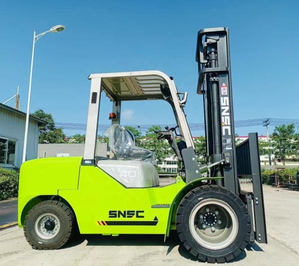 Quality 1150mm Fork Length 4 Ton 4-Wheel Telehandler Forklifts for Off Road and Rough for sale