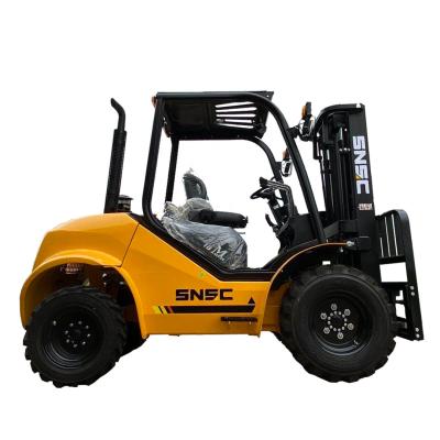 Cina China Off Road 2WD 4WD All Terrain Forklift With Japanese Engine in vendita