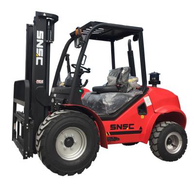 Cina China Off Road 2WD 4WD All Terrain Forklift With Japanese Engine in vendita