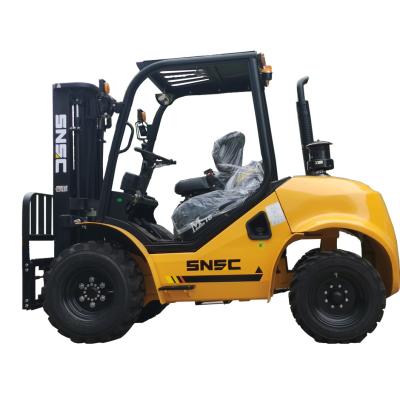 Cina China Off Road 2WD 4WD All Terrain Forklift With Japanese Engine in vendita