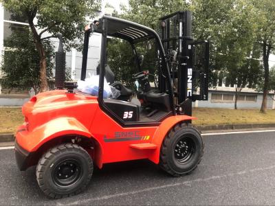 Cina 4x4 3 tonnellate 5 tonnellate 4wd forklift su terreni accidentati in vendita