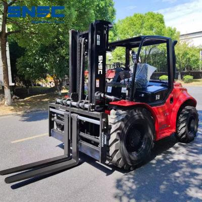 Cina 2x4 4x4 5 tonnellate motore diesel carrello elevatore fuori strada Montacargas in vendita