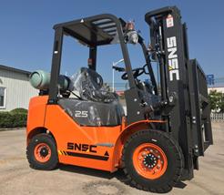 China 2.5 Ton SNSC LPG Gasoline Forklift With Japanese Engine And 4.5m Triplex Mast for sale