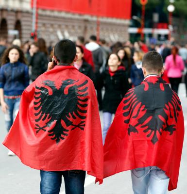 China Geflechtete Polyester Albanien Flagge 90x150cm Außen Leinwandkopf mit Grommets zu verkaufen