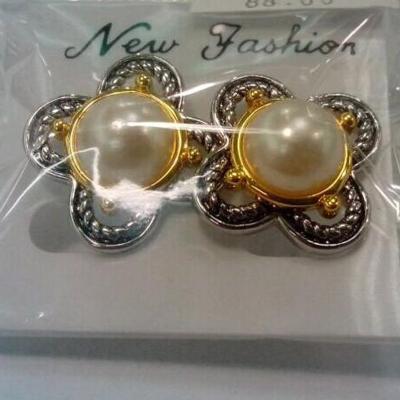 China (E-63) Fashion Jewelry Two Tone Silver Plated with Pearl Quatrefoil Stud Earrings for sale