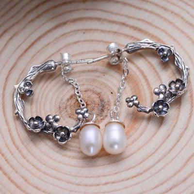 China 925 Silver Engraved Designs Flower Hoop Earrings with Pearl (055132) for sale