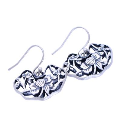 China Sterling Silver 925 Engraved Flowers Dangle Earring (XH042982W) for sale