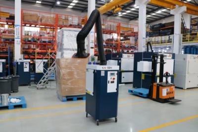 中国 吸塵のPLCのコントロール パネルが付いている携帯用溶接発煙の抽出器1.5kW 販売のため