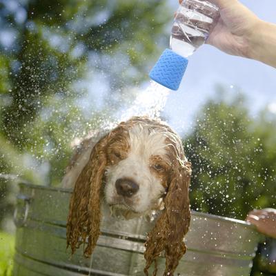 Cina Testa doccia portatile per cani spruzzatore d'acqua esterno utensili da bagno per animali tubi d'acqua per cani detergente delle zampe per cani Testa doccia per animali in silicone in vendita