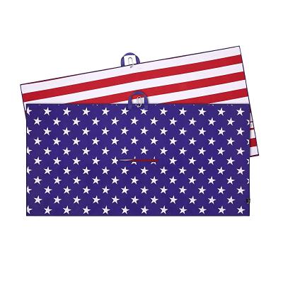 Китай Портативное полиэфирное сублимированное полотенце для гольфа из микрофибры с вафельным принтом на заказ с зажимом продается