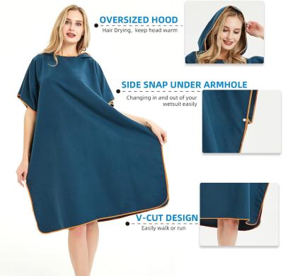 Cina Eccellente esperienza OEM Microfibra Poncho spiaggia Poncho surf Poncho nuoto con cappuccio Poncho impermeabile cambio asciugamano abito per adulti in vendita