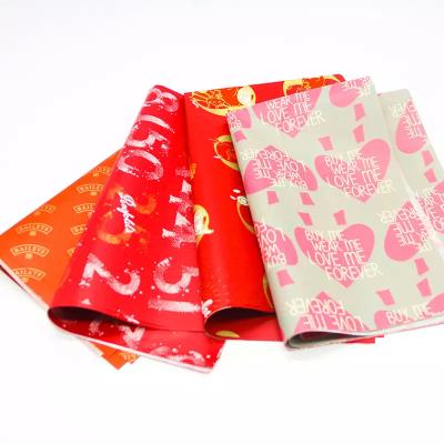 Cina Confezione regalo di Natale Confezione di carta velina rossa con stampa floreale in lamina d'oro in vendita