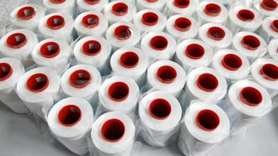 Cina Stabilità del colore ad alto livello resistente UV 100% del filato cucirino 30S/2/3 del poliestere in vendita