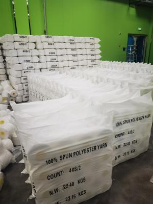 Cina OEKO ha tinto i colori 40/2 di filo del poliestere filato 100 per la macchina per cucire in vendita