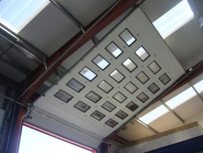 Cina Interponga l'isolamento acustico ricoperto colore sopraelevato sezionale dell'acciaio 24db della porta del garage in vendita