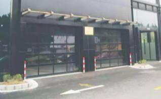 China Het aangepaste Transparante Sectionele Hoogtepunt van Garagedeuren - de Legerings Commercieel Glas van het meningsaluminium Te koop